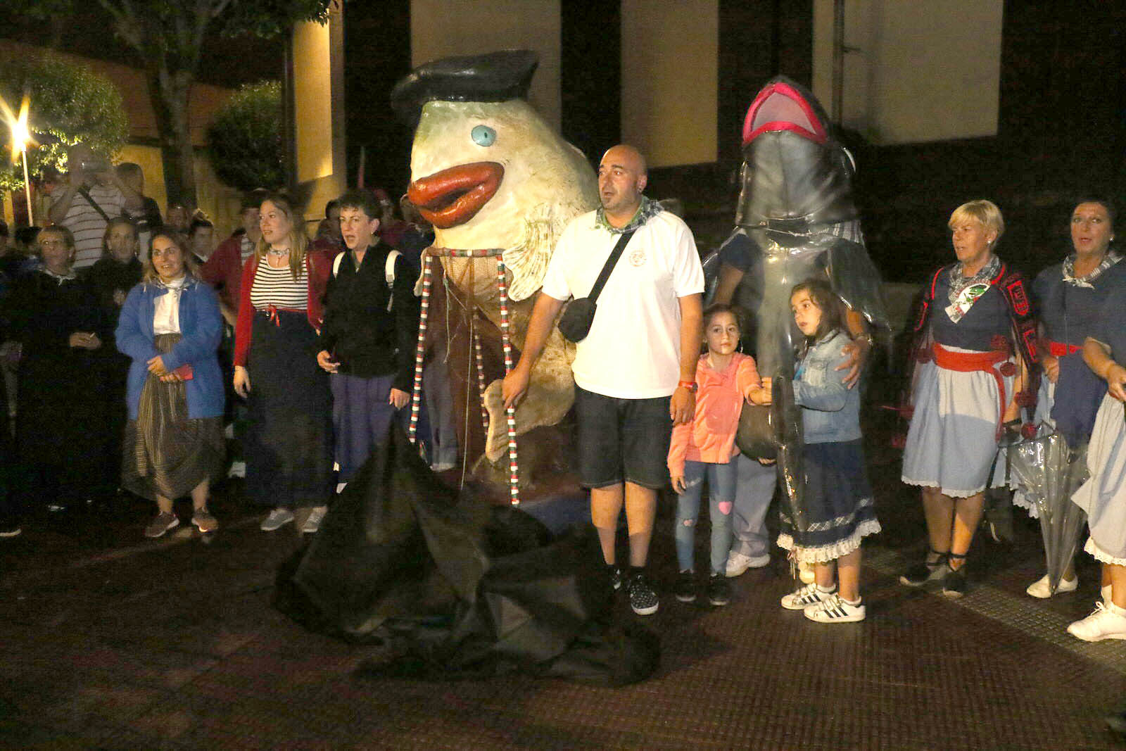 Cientos de personas despiden las fiestas de Retuerto y a su trucha jubilada