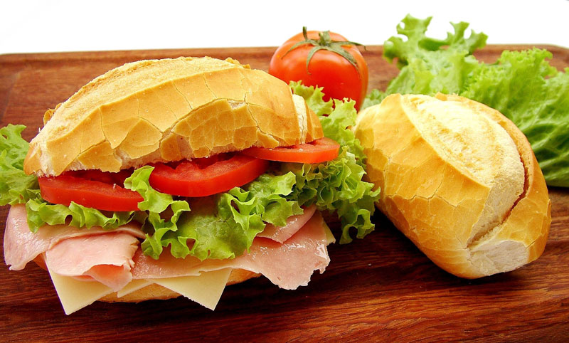 lanchonete natural quero +: lanches natural feito com pão francês.