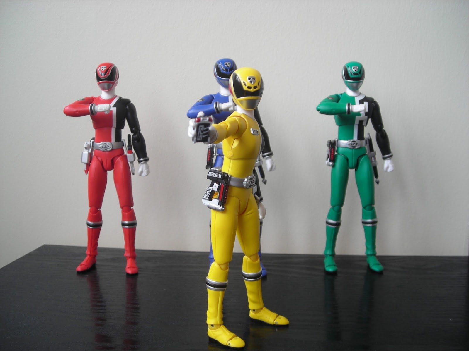 My Shiny Toy Robots: Toybox REVIEW: S.H. Figuarts Deka Yellow