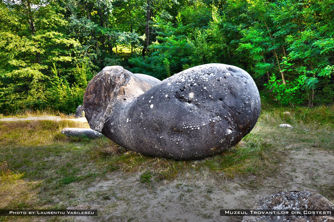 Muzeul Trovantilor din Costesti