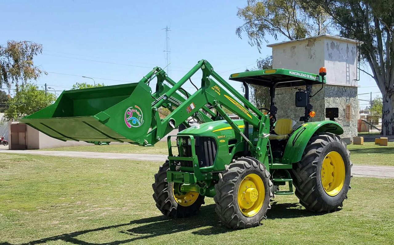 La Municipalidad de Realicó adquirió un tractor con pala cargadora