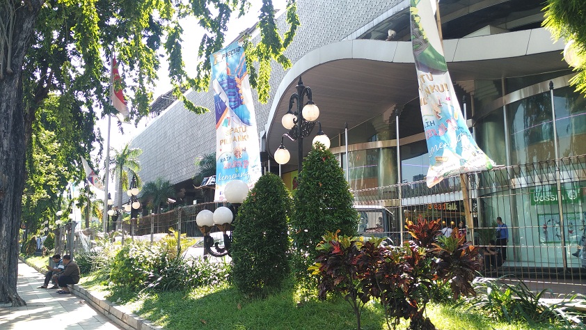 Misteri Banyaknya Refleksi Cermin di Delta Plaza Surabaya dan Mall Lainnya