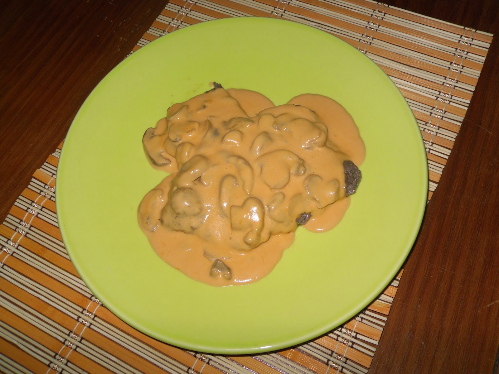 Bife com molho de cogumelos natas ketchup e mostarda