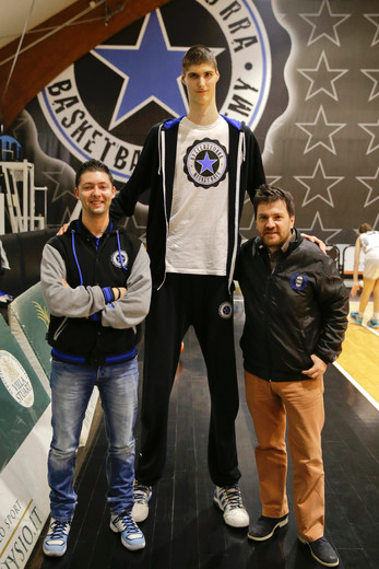 Robert Bobroczky: Ο 15χρονος μπασκετμπολίστας με ύψος 2,29μ - Ο ...