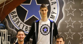 Robert Bobroczky: Ο 15χρονος μπασκετμπολίστας με ύψος 2,29μ - Ο ...