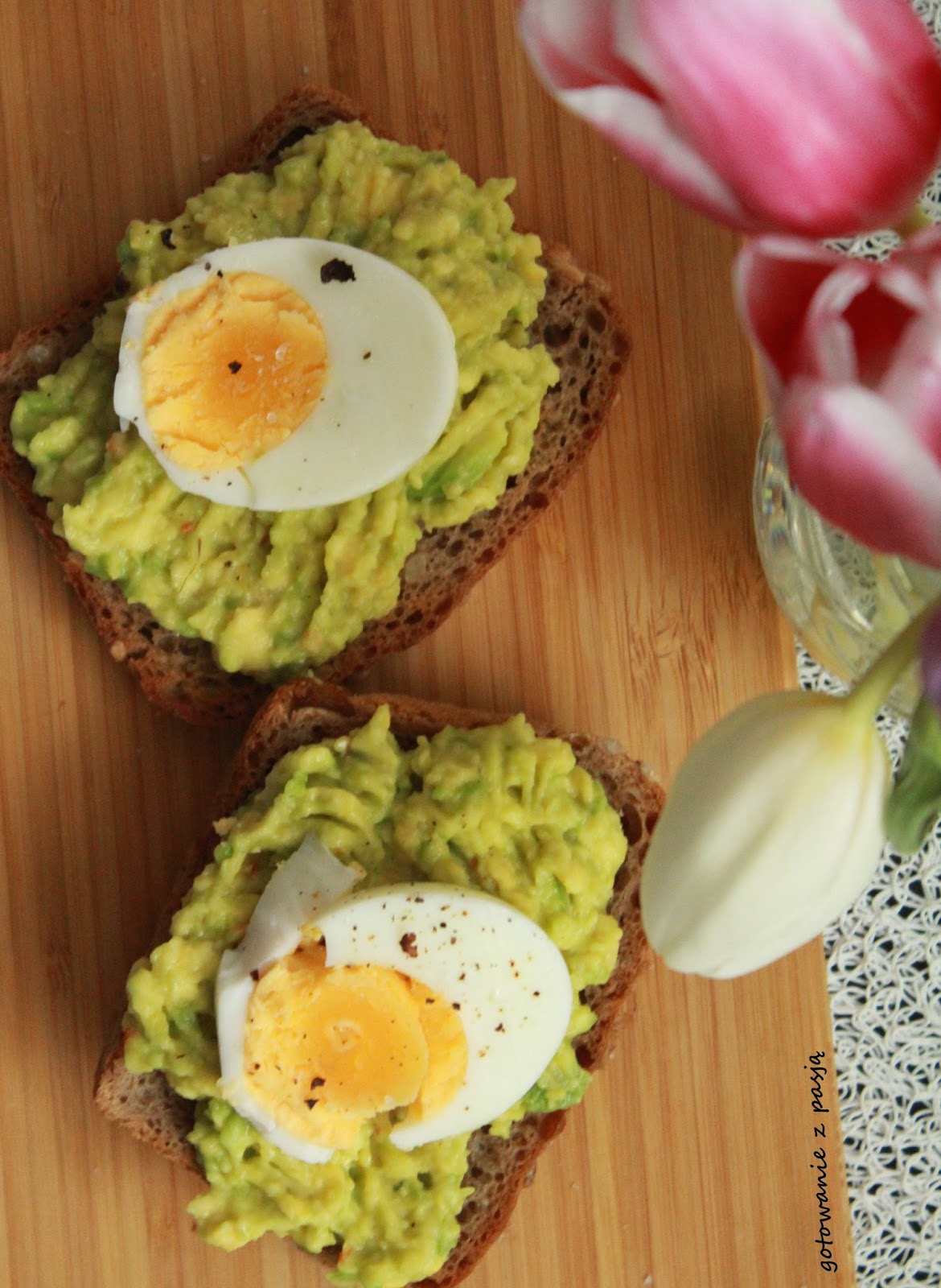 kanapka z awokado i jajkiem