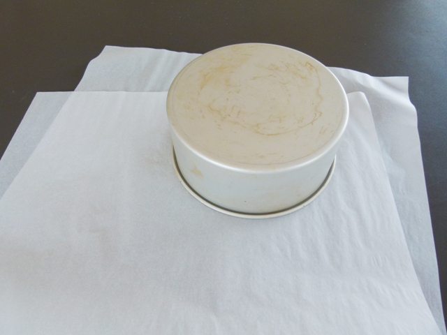 Tipp: Backform mit Backpapier auslegen