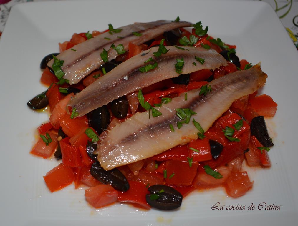 Ensalada de filetes de sardinas en aceite de oliva con pimientos del ...