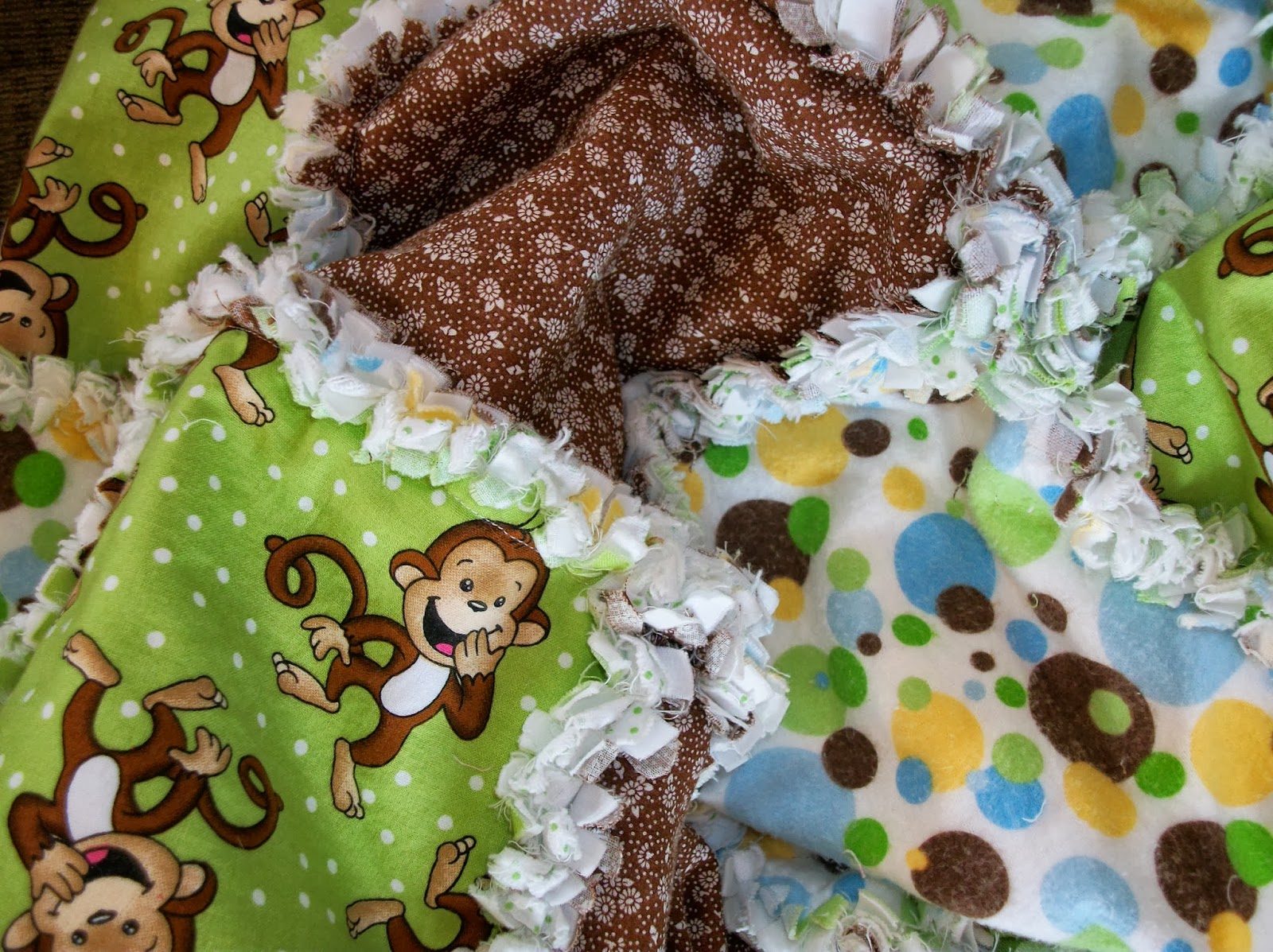 Deerecountry Quilts : Brown and green Monkey rag quilt