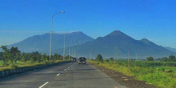 40+ Gambar Pemandangan Gunung Dan Jalan