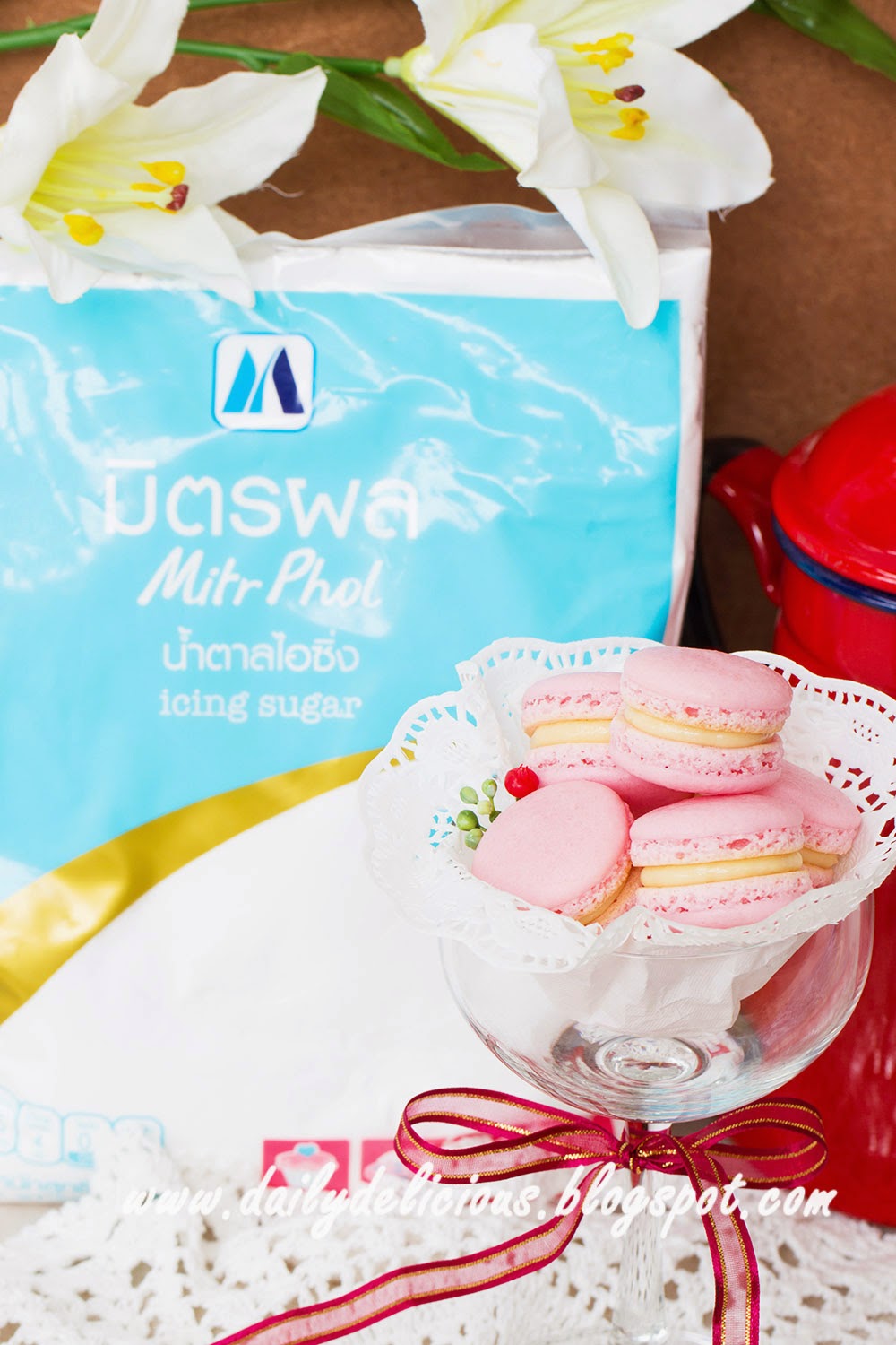 dailydelicious: Strawberry Jam Macarons