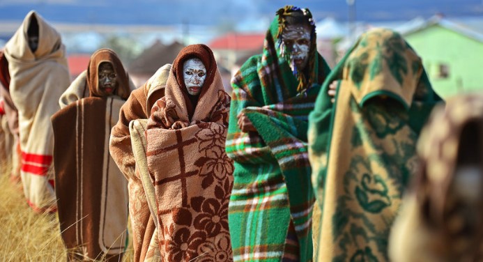 8 Tradisi Suku Dunia Menuju Kedewasaan Yang Sangat Ekstrim - Dunia Kesenian