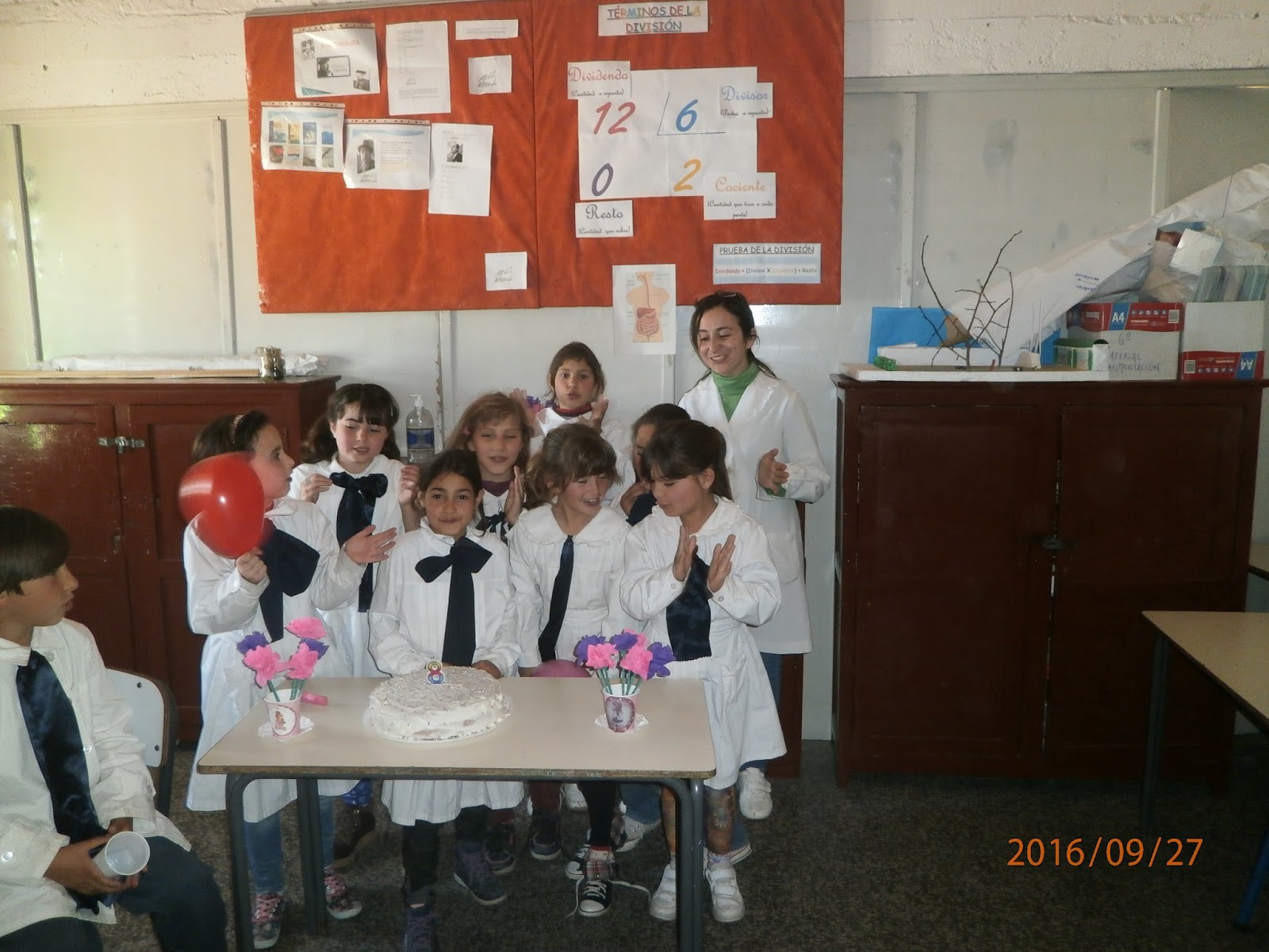 Pequeños y curiosos: Un cumpleaños en clase