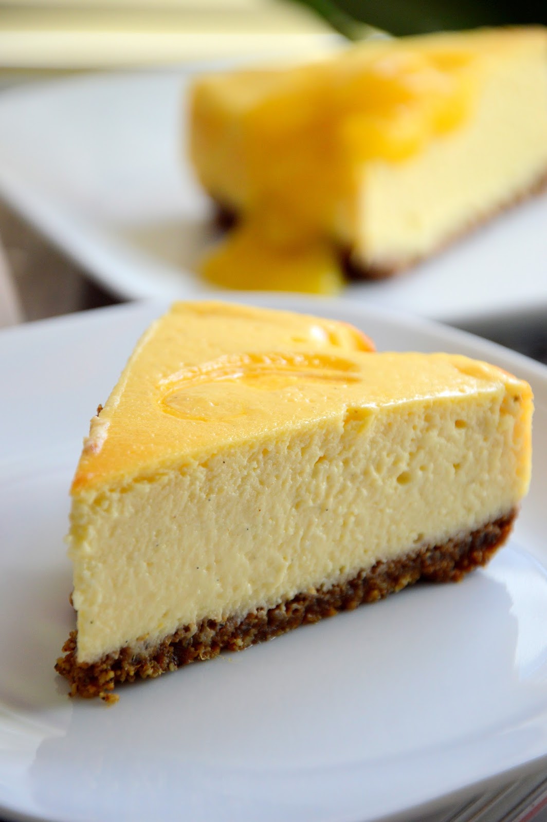 Mango Papaja: Sernik mango na spodzie z karmelizowanych orzechów włoskich