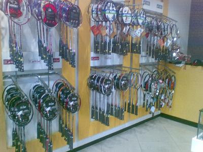 Toko Serba Ada: Raket dan Kaos Bulu Tangkis