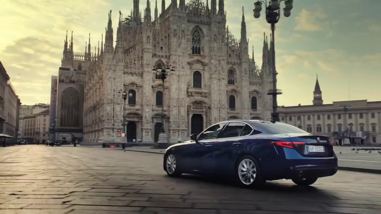 Pubblicità Alfa Romeo Giulia con il Duomo di Milano e la "sfida" alle ...
