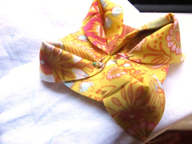 Quilt Otaku: Fantastic Fabric Folding: Folded Flowers