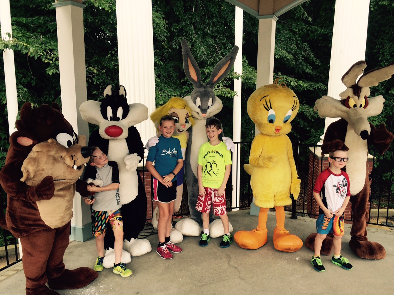 Three Giant Children: Looney Tunes