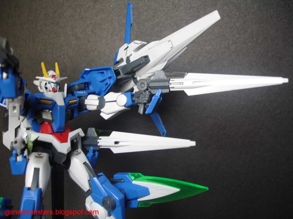 Gundam Meisters: HG 1/144 - Gundam 00 Raiser + 7 Sword G