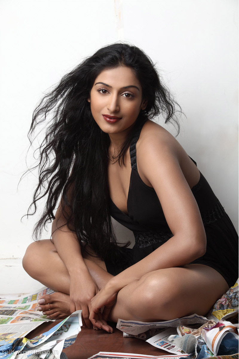 Padmapriya hot Thigh And Bare Back Show Sexy Photo Shoot Gallery