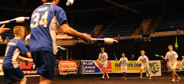Mente sana, cuerpo sano.: Combat Juggling (lucha de malabaristas ...