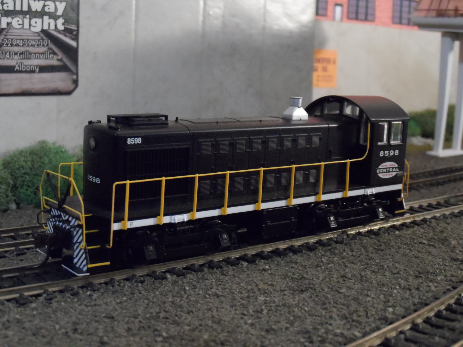 New York Central Train Layout: New York Central RR Alco S-4 #8598
