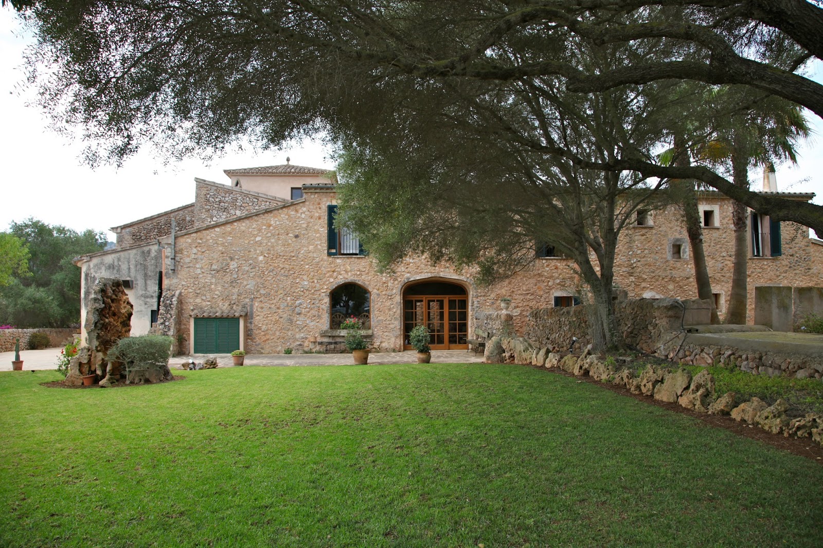 Queen of Tate: Rustic Finca Decor: Boutique Hotel Sa Galera