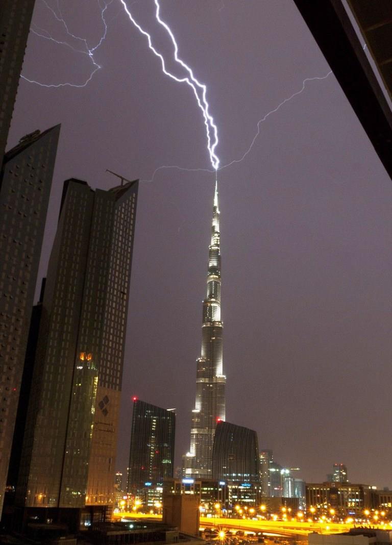 Huge Lightning Strikes World's Tallest Building - Burj Khalifa - Just ...