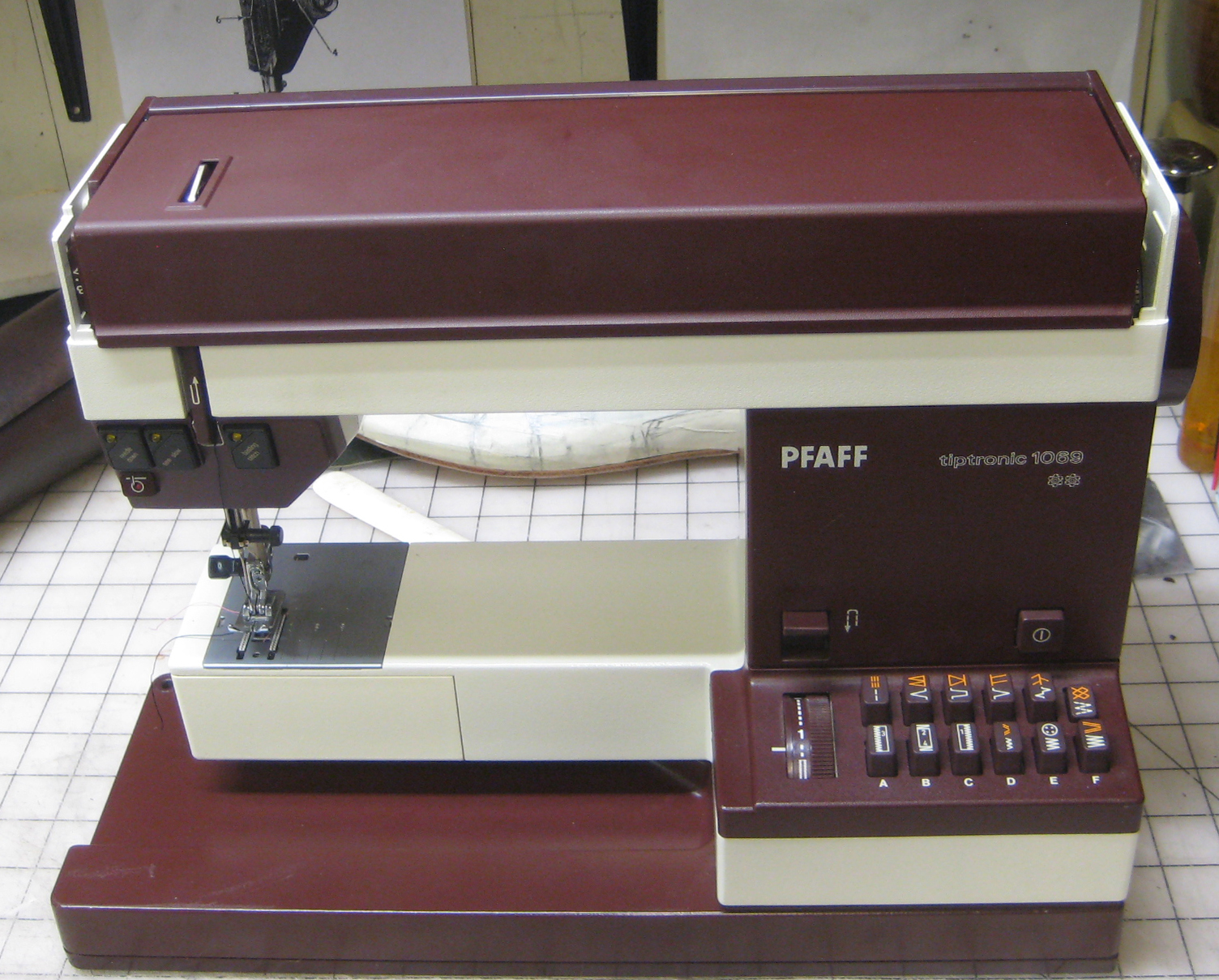 MI Vintage Sewing Machines: Pfaff Tiptronic 1069 (1980's)