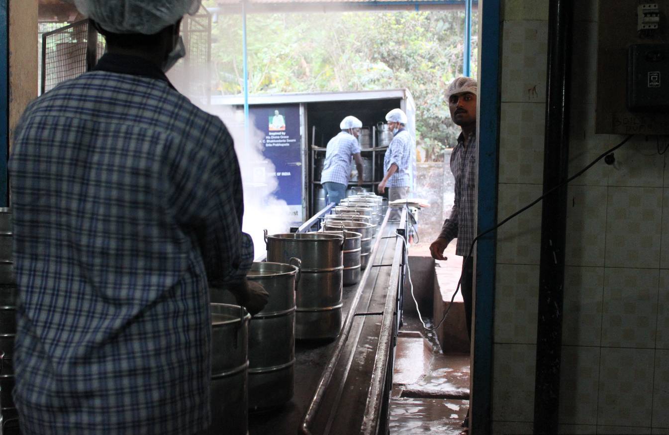 Each centralized kitchen has the capacity to cook between 50 000 to 150 ...