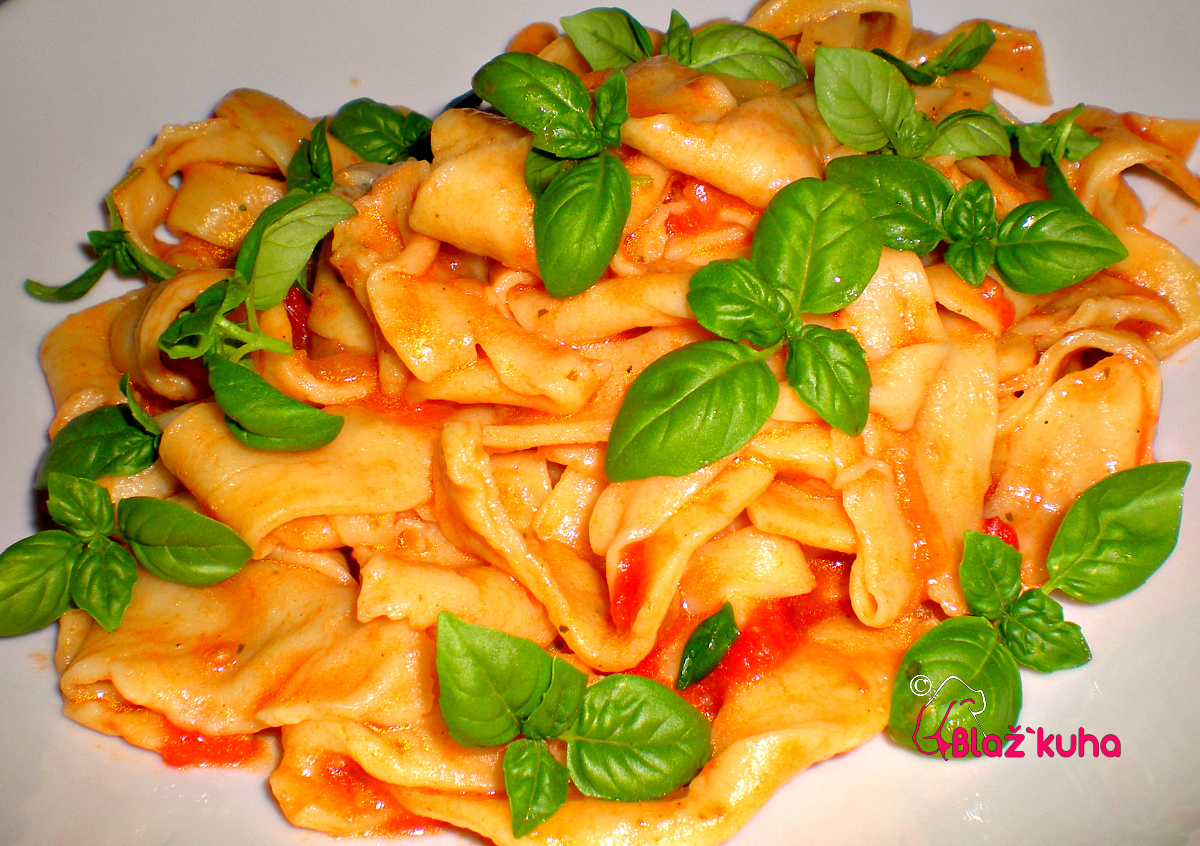 Domači široki rezanci s svežo baziliko | BLAŽ KUHA - kuharski blog