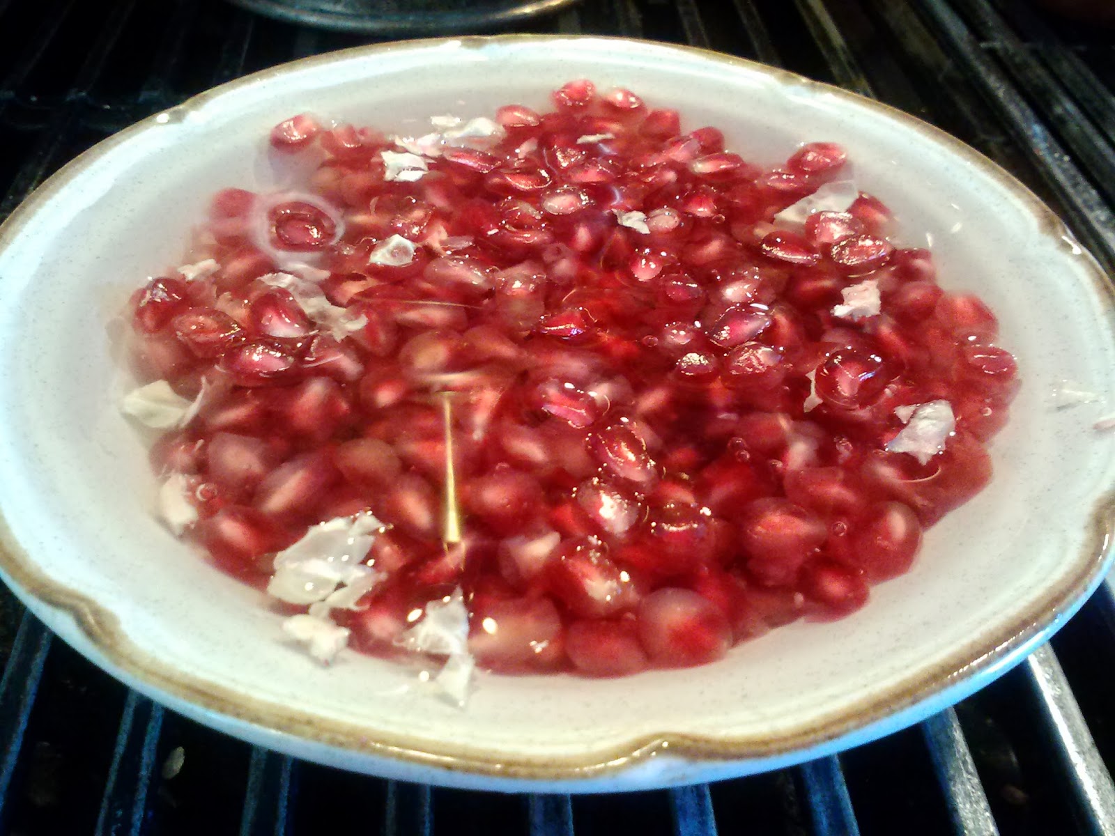 How To "Peel" A Pomegranate - Meemaw Eats