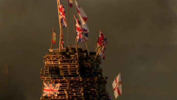 El norte de Irlanda: Las bonfires republicanas en Derry arden entre ...
