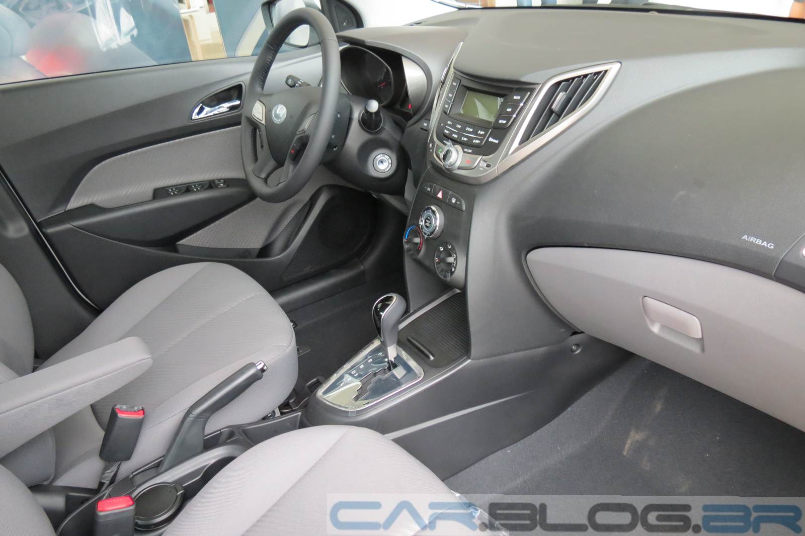 Hyundai HB20 2014: fotos e vídeo do carro em concessionária