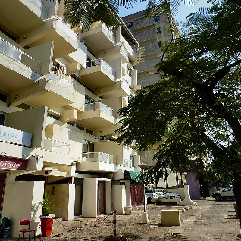 Pancho Guedes - Lojas no lugar dos pilotis - Prometheus em Maputo