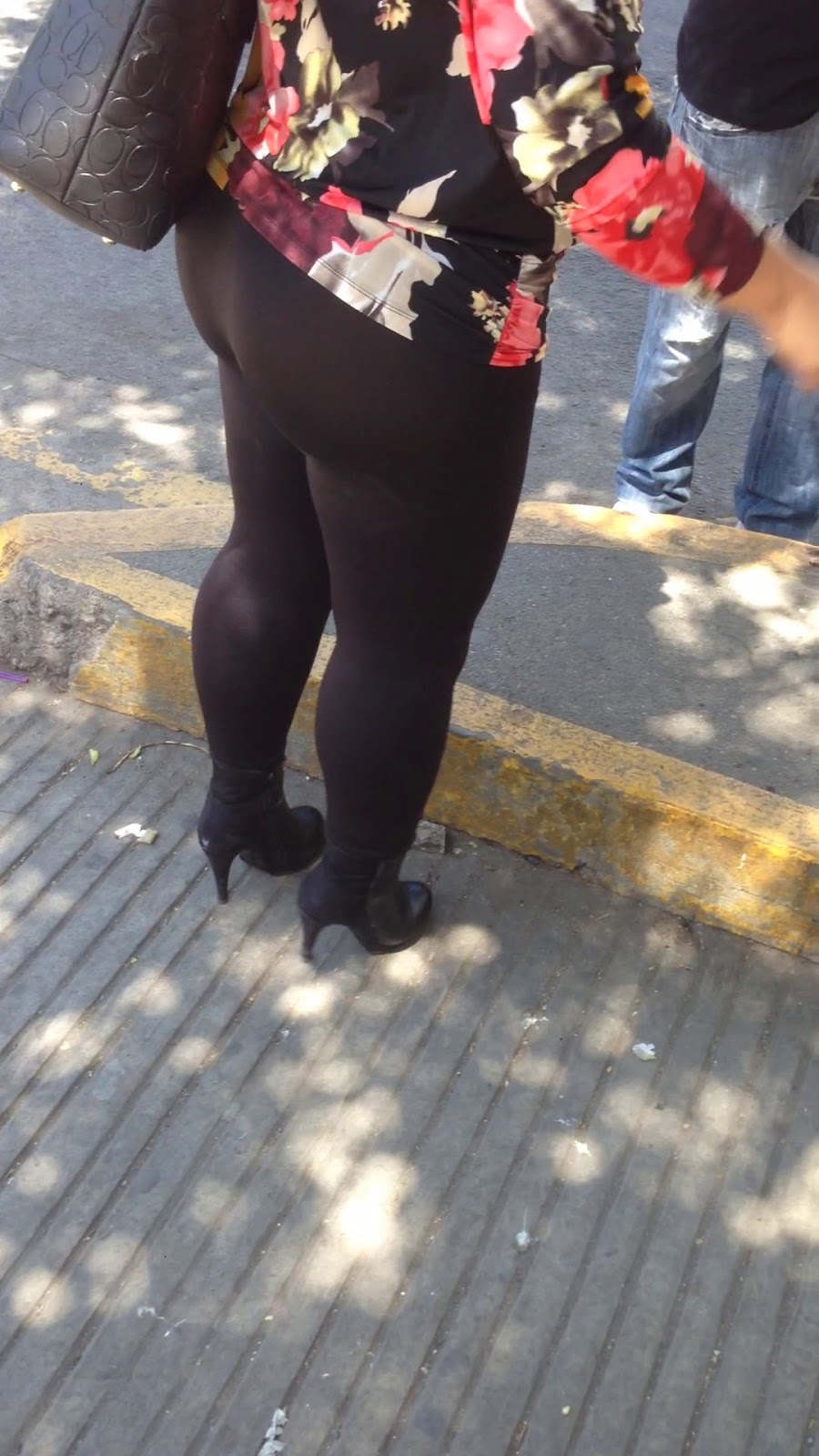 Video de nalgona con calzas entalladas y transparentes | Mujeres bellas ...