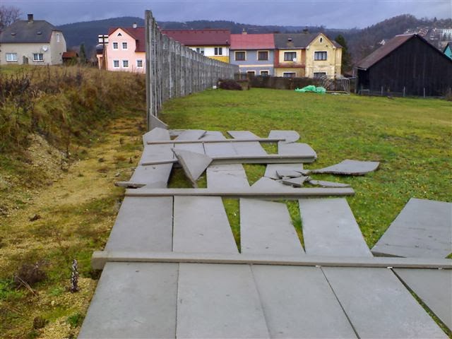 Ploty Hýl - výroba a montáž betonového oplocení: Jak Lakomec o plot ...