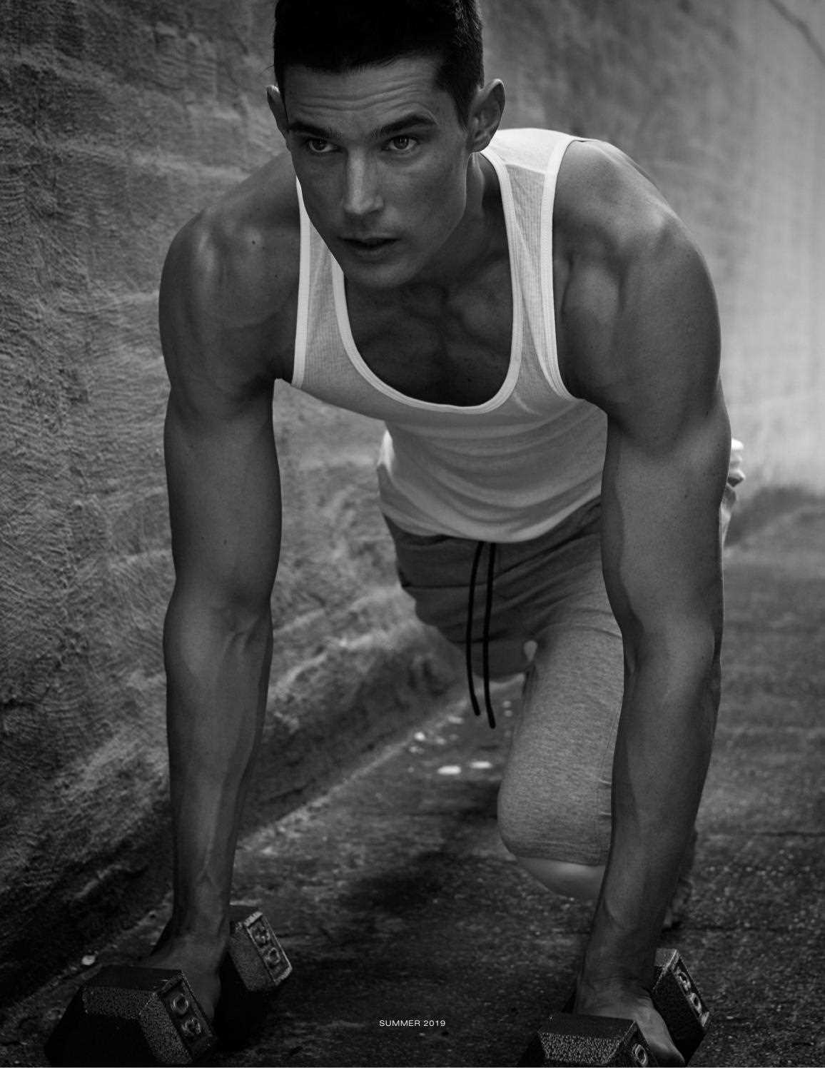 Danny Schwarz para Man of Metropolis en fotos de Gary Lupton