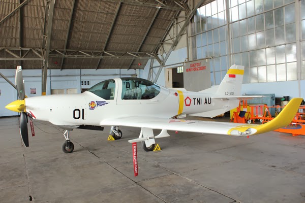 DEFENSE STUDIES: TNI AU Terima Pesawat Latih Grob G120