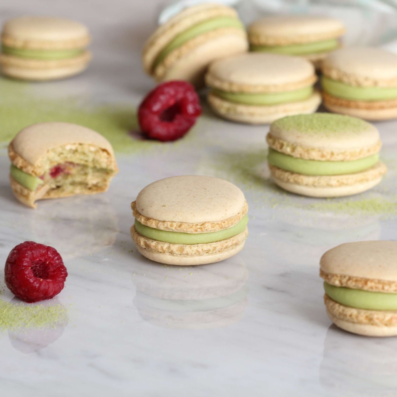 Macaron thé matcha et coeur framboise | Recueil Gourmand