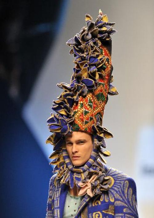 OmegaArt: Kreatif, Disain Topi Unik dan Futuristik