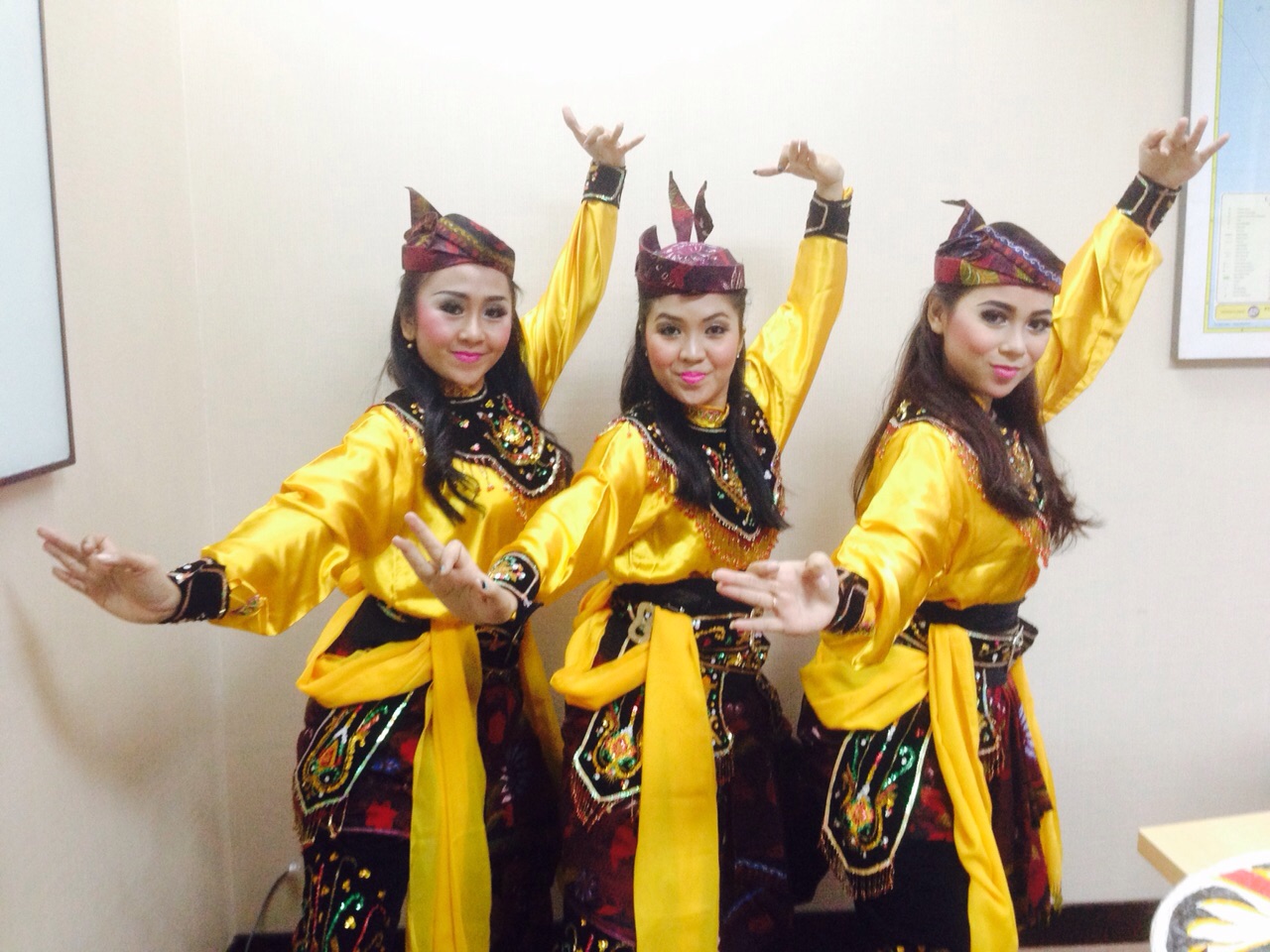 34 Kostum Tari Tradisional, Trend Model!