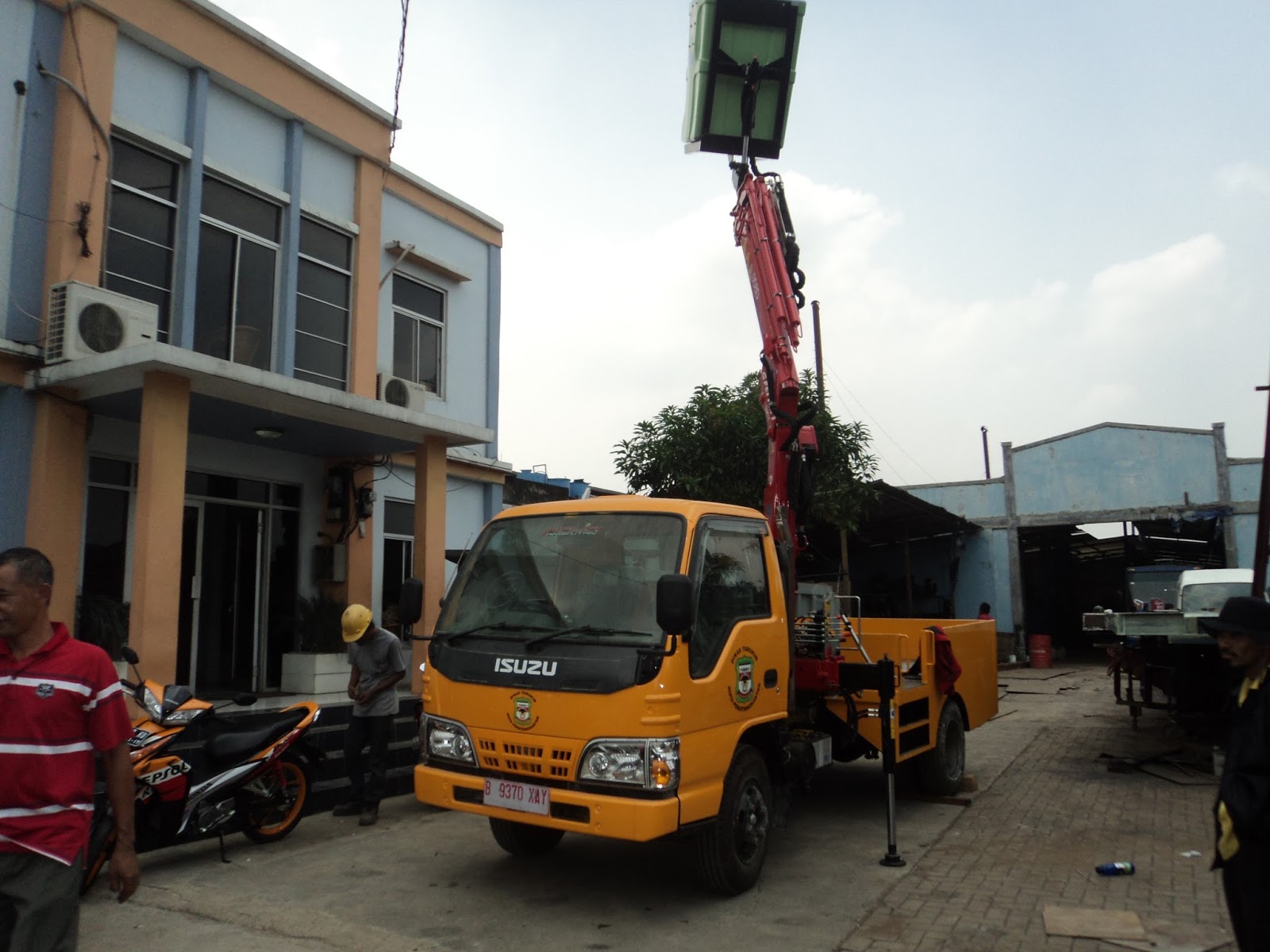 KAROSERI DUMP TRUCK , HIBLOW DAN CONCRETE MIXER