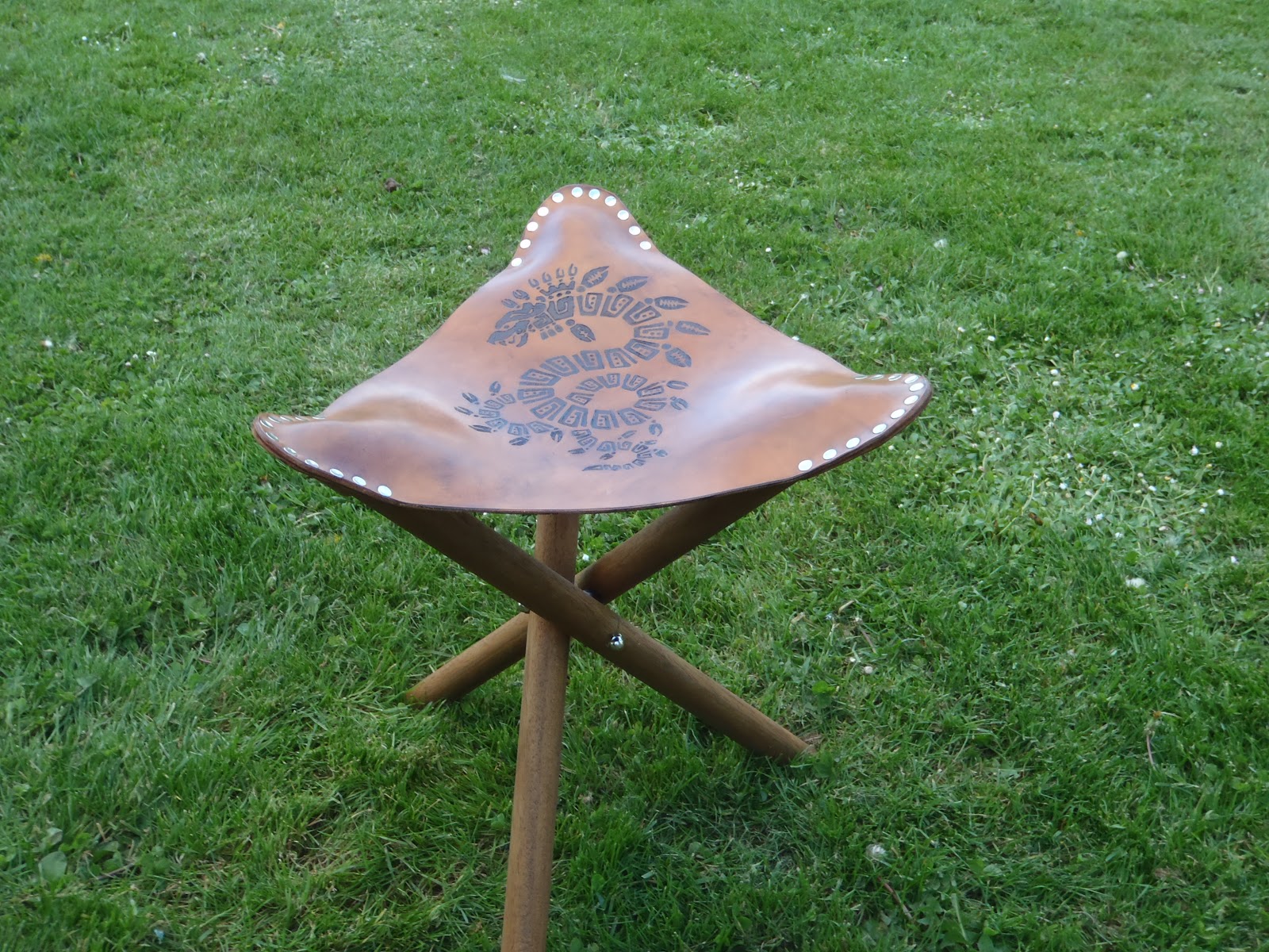 Artesania En cueros: Taburete de cuero