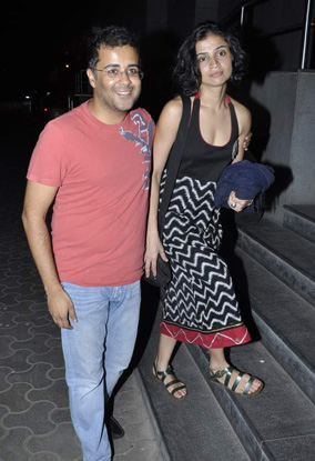 Author Chetan Bhagat Wife Anusha Bhagat Photos | Family Photos | Real ...