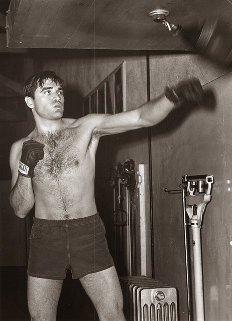 Museo LoPiù: Male stars as beefcakes (1.03)