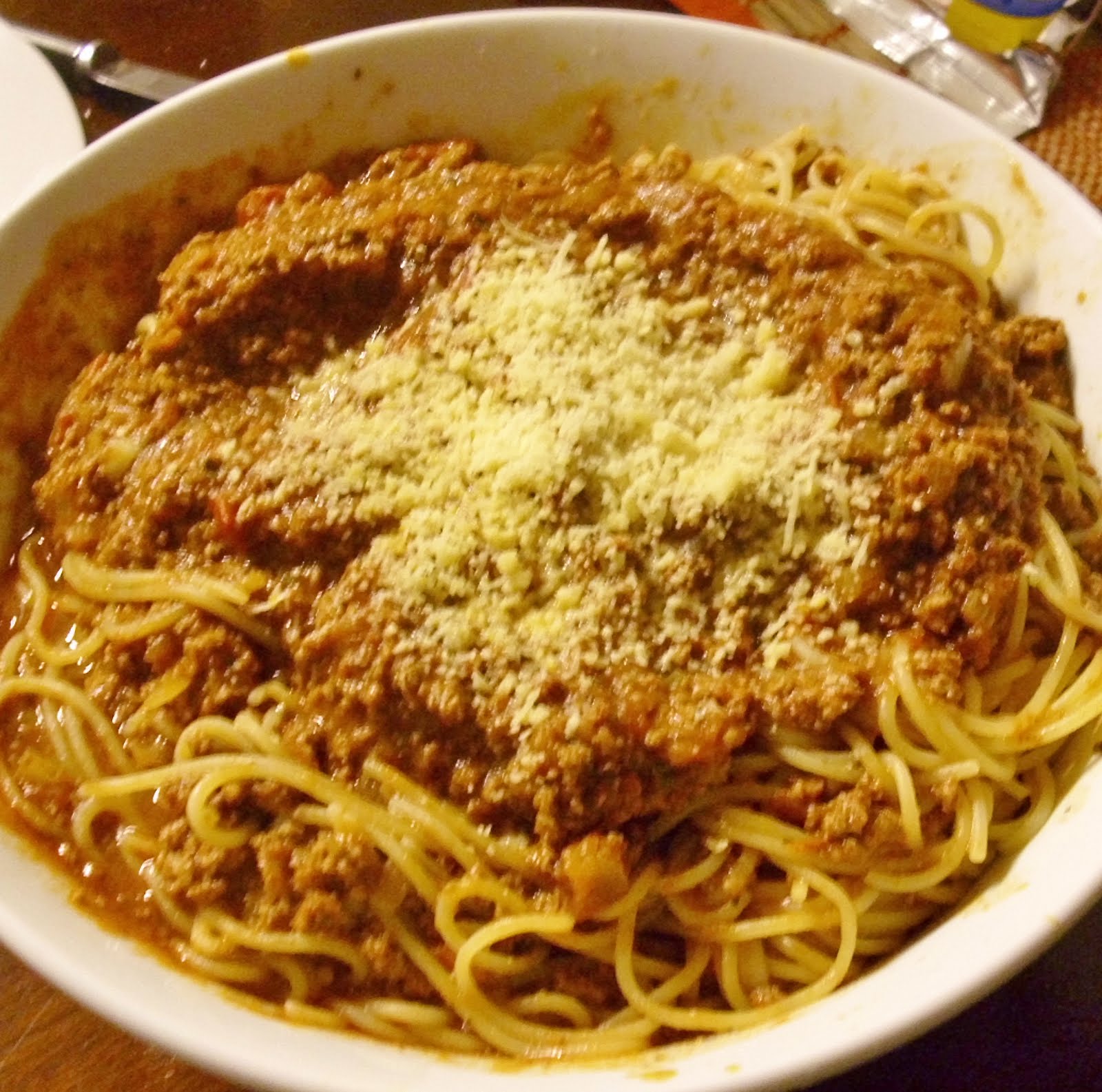 SPAGHETTI A BOLONHESA E BOLO DE CHOCOLATE TRUFADO