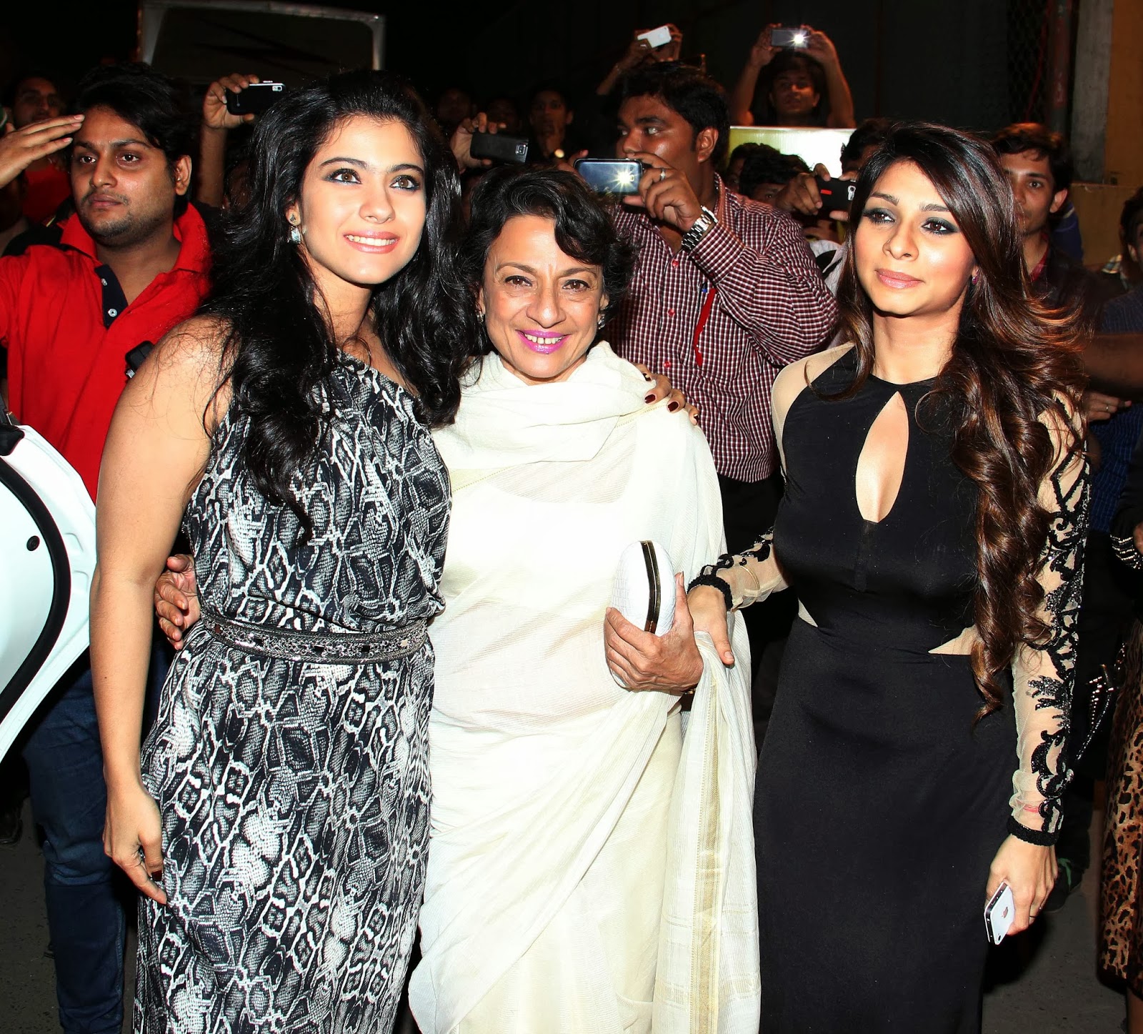 BOLLYWOOD BLOG: kajol, tanuja and tanisha mukherjee walked the Red ...