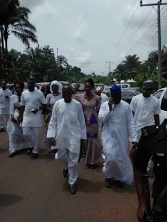 Audu Ogbe bids farewell to his mum.