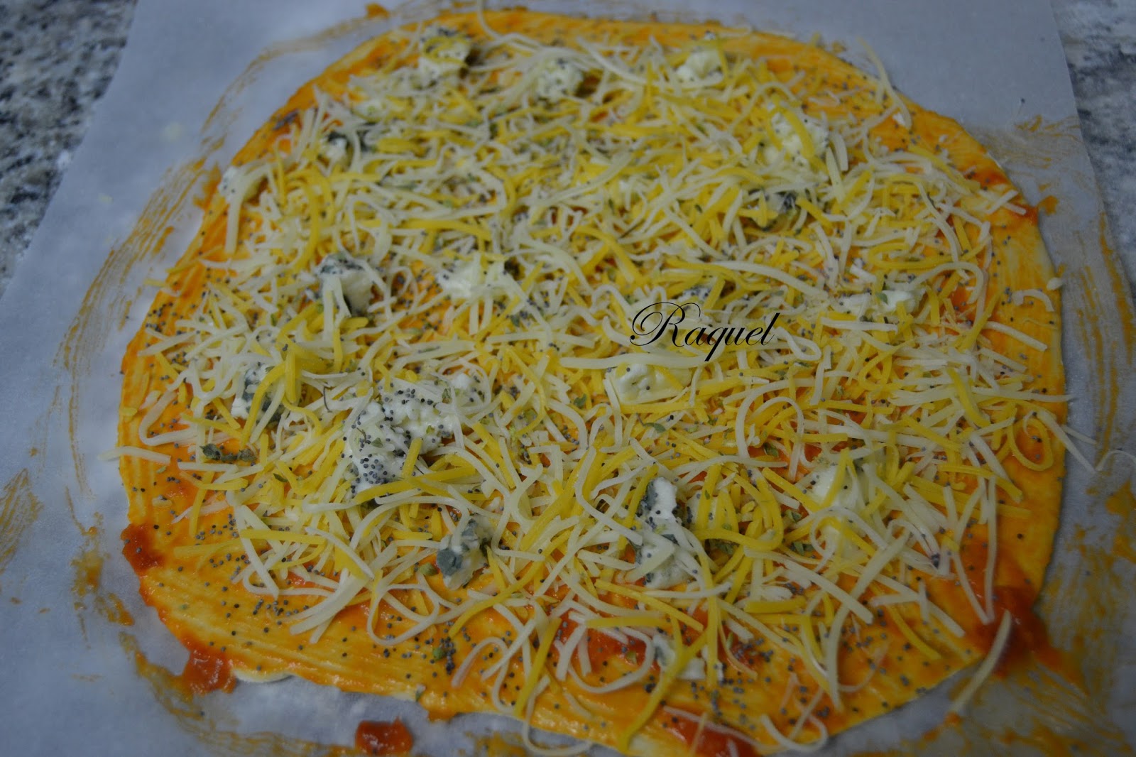 Mi Diversión en la cocina: Pizza de cuatro quesos con semillas de amapola